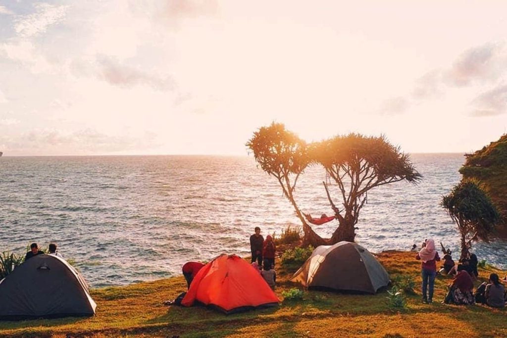 Pantai Kesirat: Foto, Lokasi, Fasilitas, Harga Tiket